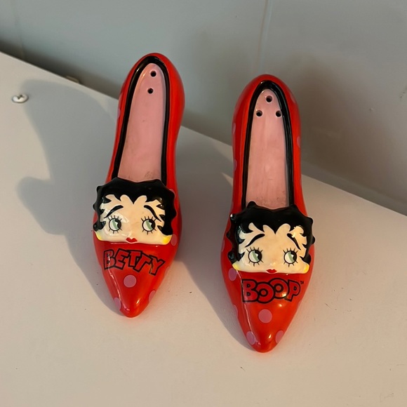 Betty Boop | Kitchen | Vintage Betty Boop Shoes Salt Pepper Shaker Set ...